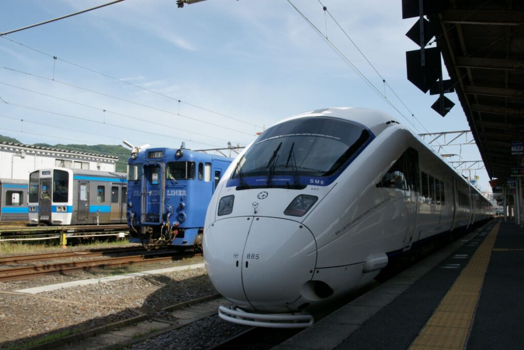キハ66系と415系鋼製車 - meihan-rail.